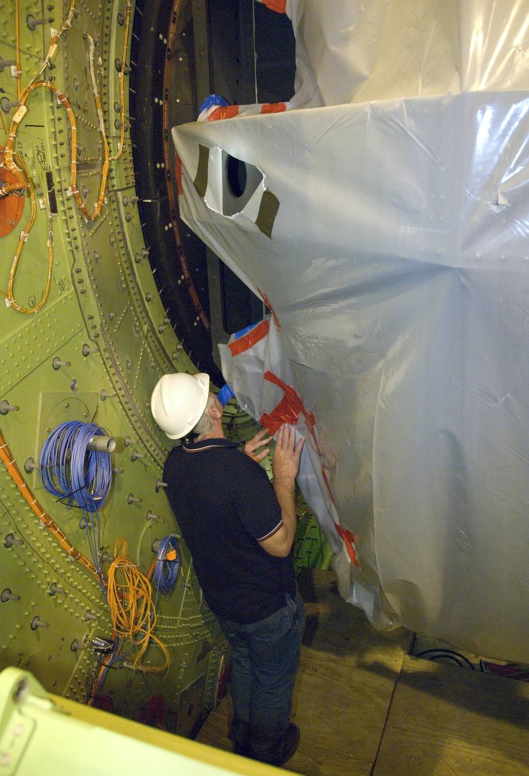 NASA Reinstalls Main Mirror in SOFIA Airborne Observatory - NASA