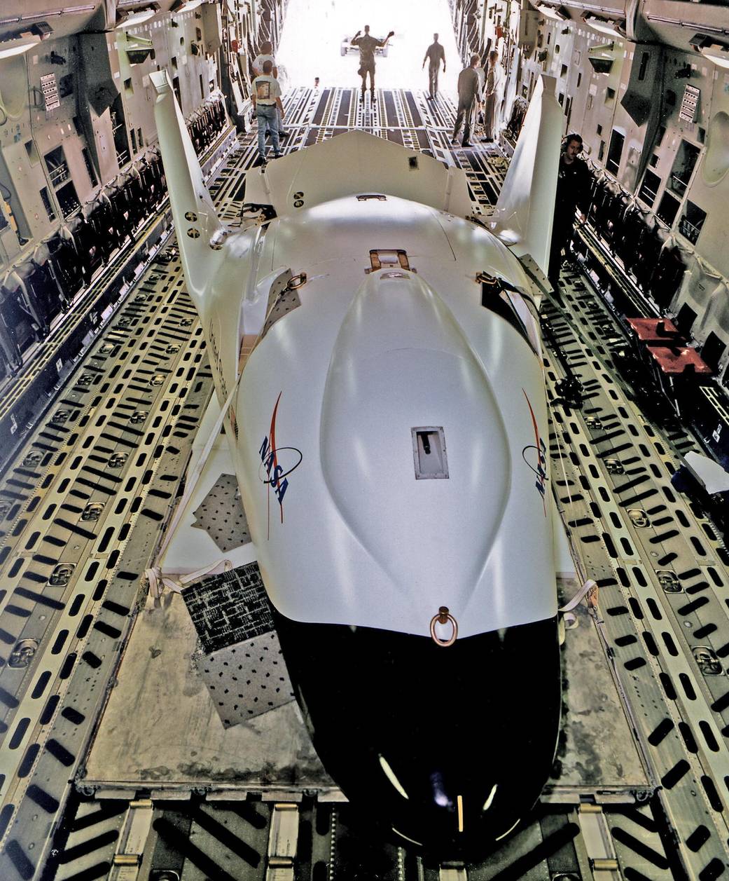 USAF C-17 Delivers X-38 to DFRC - NASA